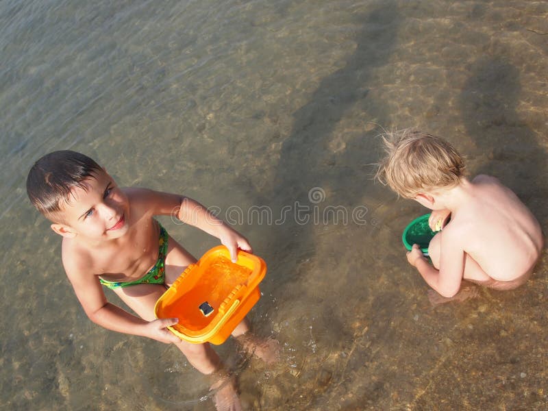 Kinderen op het strand stock foto. Image of water, jongen - 25076876