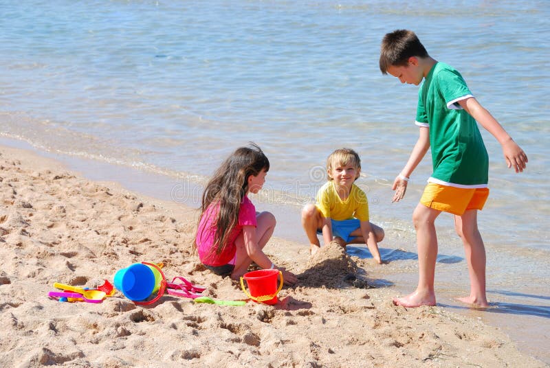 Kinderen op het strand stock afbeelding. Image of vakantie - 2614573