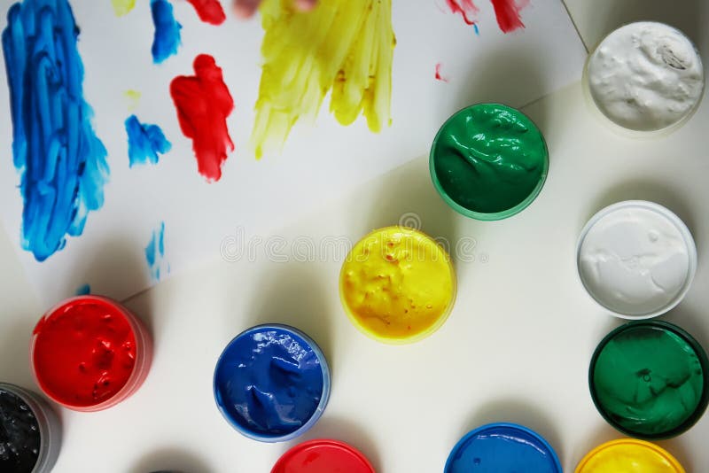 Kinderen` S Verven En Tekening Stock Foto - Image of voetafdruk, blauw ...