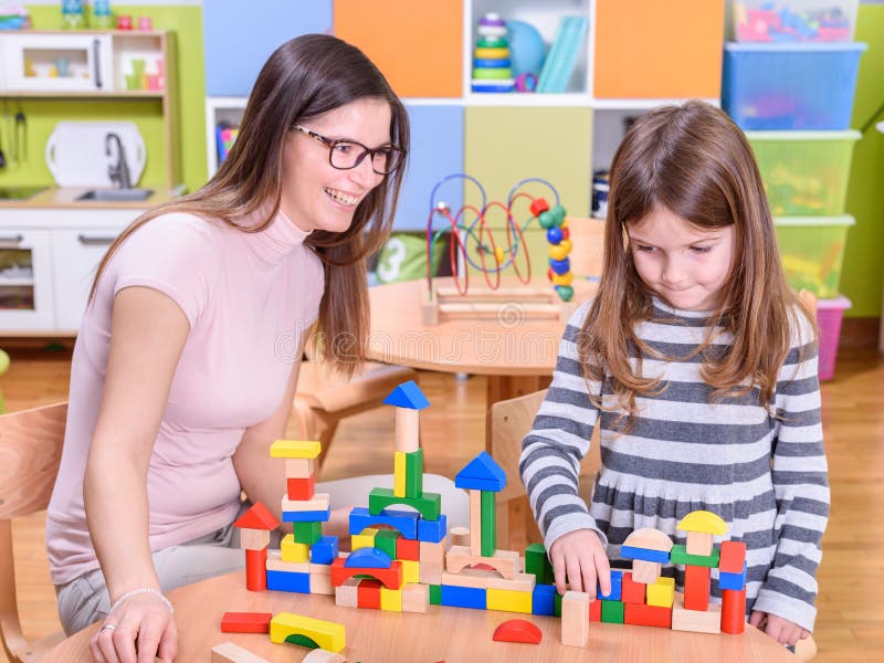 Kindergärtnerin Supports Cute Boy Im Lernspiel-Spiel Stockfoto - Bild ...