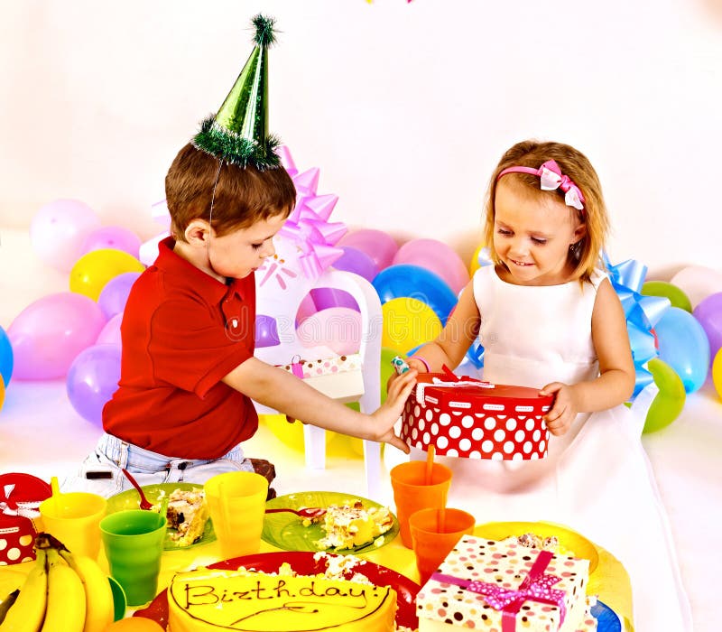 Kindergeburtstagsfeier. stockbild. Bild von girlande - 37504323