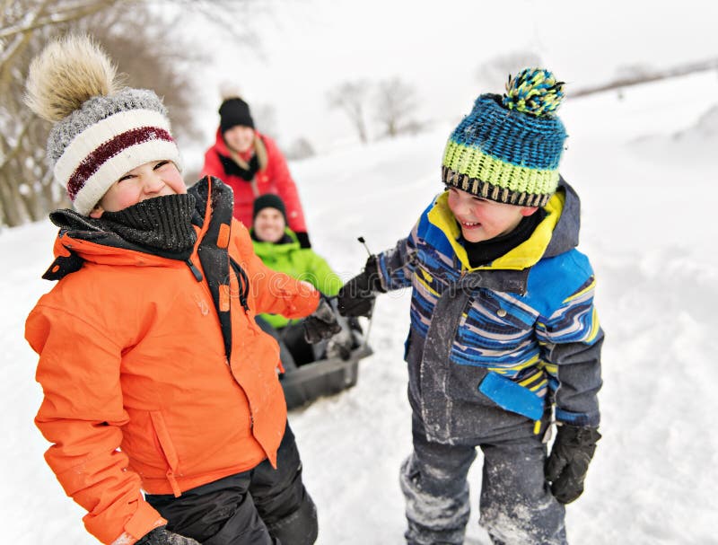 Familie, Die Schlitten Durch Snowy-Landschaft Zieht Stockfoto - Bild ...
