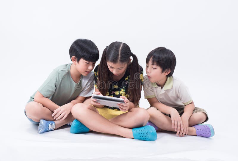 Kinder, Die Tablette Spielen Stockfoto - Bild von spiele, slouching ...