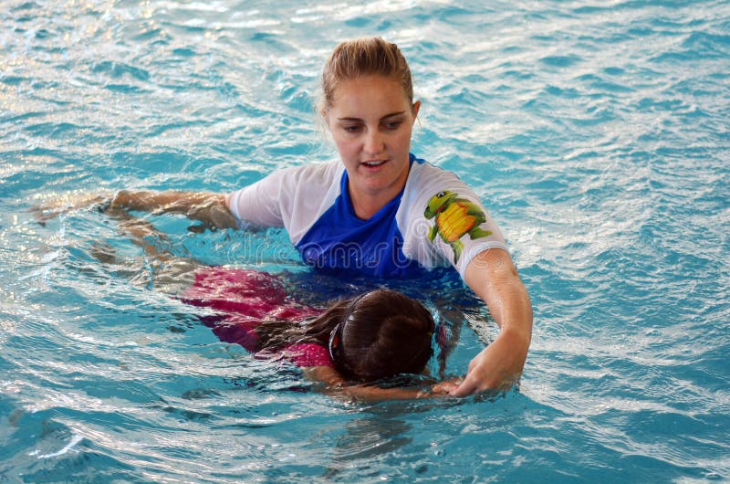 Kind-Schwimmer Taucht In Pool Im Relais-Rennen Redaktionelles Stockbild ...