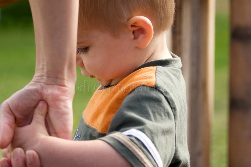 Die Mutter Und Der Sohn Hand in Hand Stockfoto - Bild von hand, obacht ...