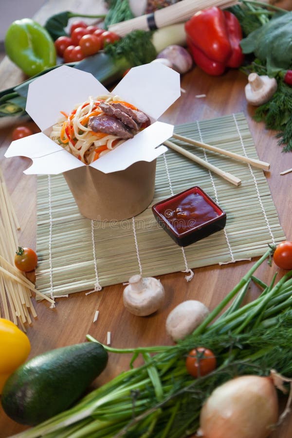 Kinesiska Nudlar Wokar in Asken Fotografering för Bildbyråer - Bild av ...