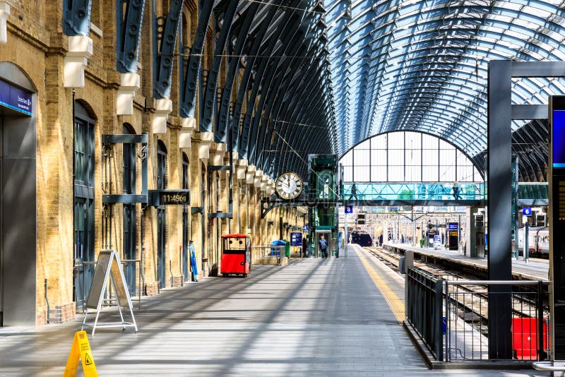 Kings Cross Station Platforms Stock Photo - Image of pass, commuter ...