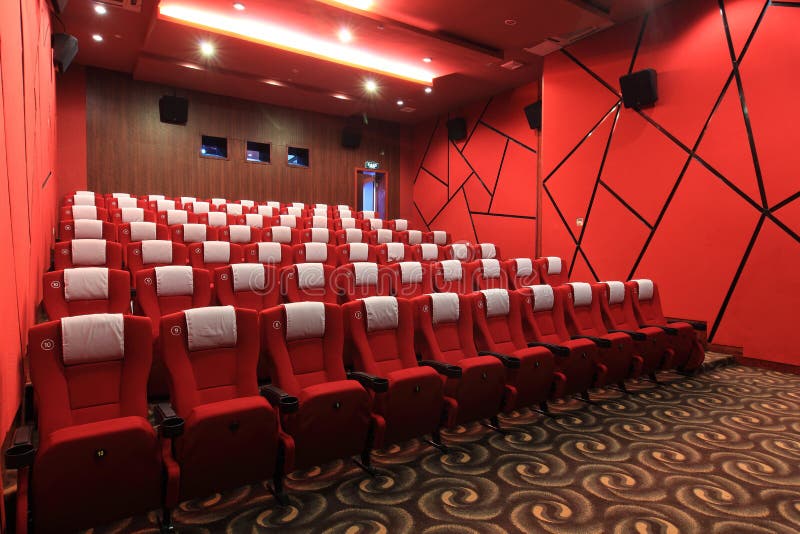 Sala Kinowa Z Czerwonym Siedzeniem I Szerokim Ekranem Zdjęcie Stock ...