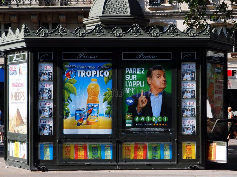 Kiosque De Journal Parisien Vert Iconique Image éditorial - Image du ...