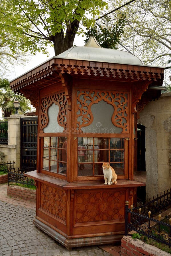 Vieux kiosque en bois image stock. Image du conception - 11379395