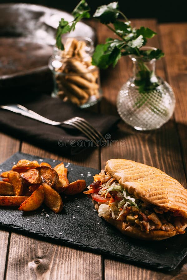 Kippen Doner Kebab Met Aardappels Stock Foto - Image of gebraden ...