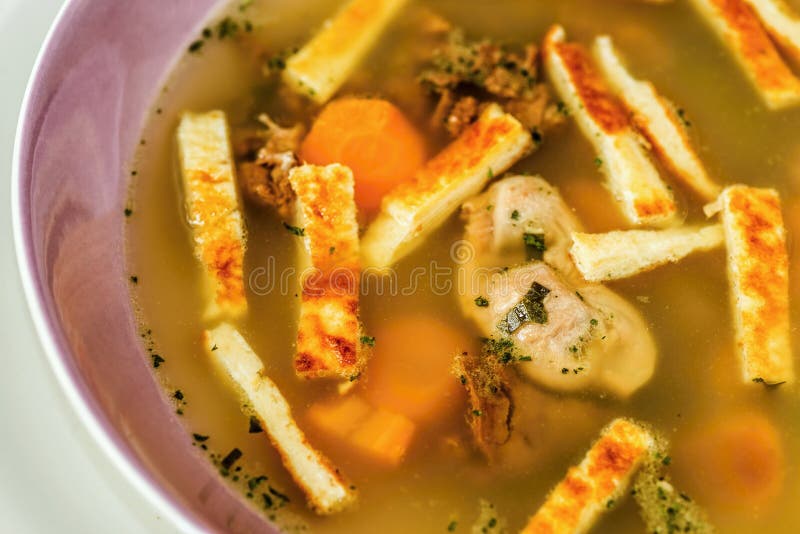 Kippenbouillon Met Afval, Groente En Frittatanoedel Stock Foto - Image ...
