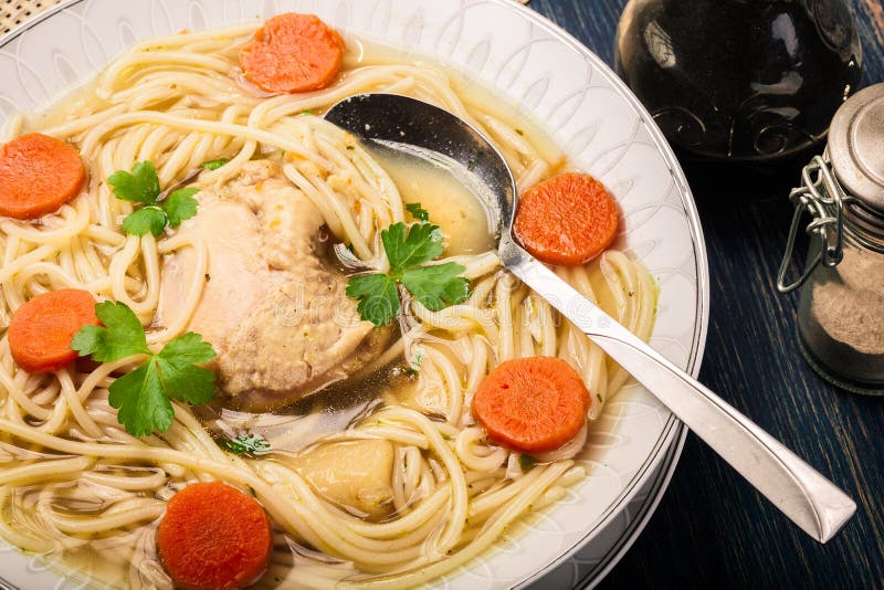 Kippenbouillon Met Noedels En Wortel Stock Afbeelding - Image of ...
