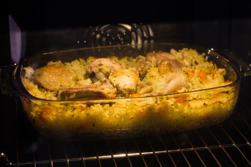Kippenvlees Met Gebakken Rijst Stock Foto - Image of schotel, oven ...