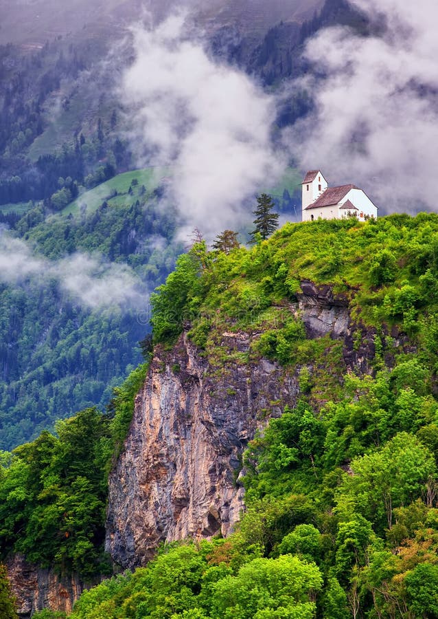 Kirche Auf Einem Felsen in Den Schweizer Alpenbergen Stockfoto - Bild ...