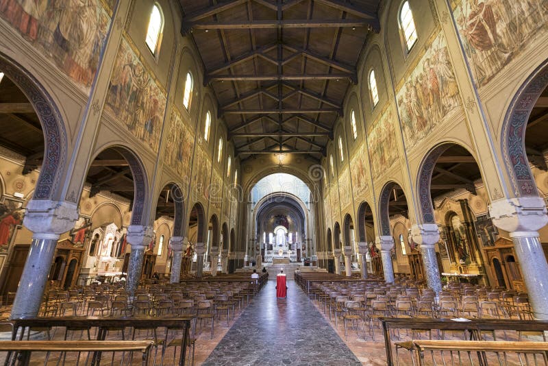 Kirche Von Lourdes (Mailand), Innen Stockfoto - Bild von italienisch ...