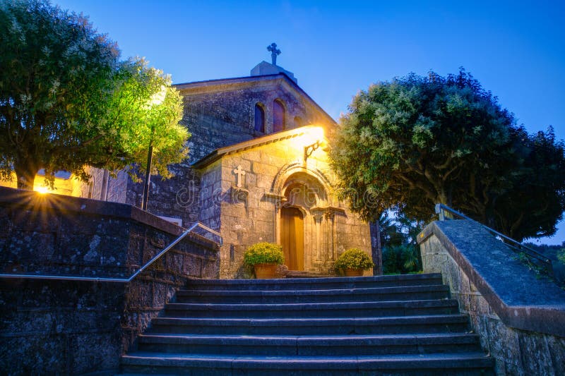 Kirche Von San Tirso, Palas De Rey Stockbild - Bild von könig, eingang ...