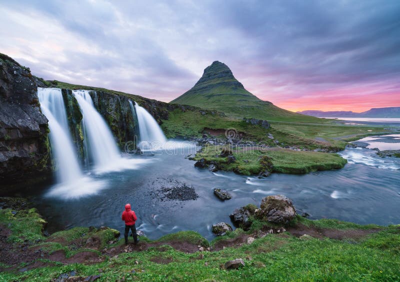 Kirkjufellsfoss - De Mooiste Waterval in IJsland Stock Foto - Image of ...