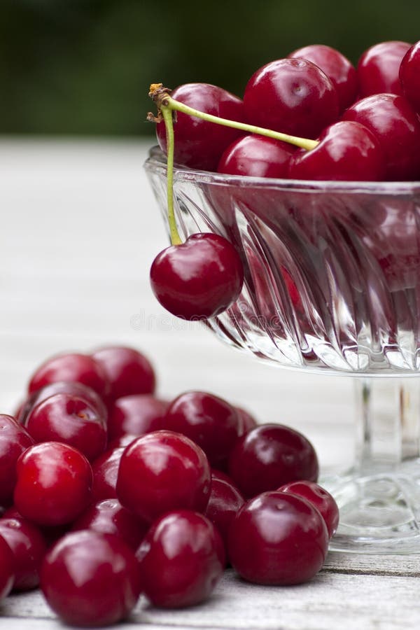 Kirschen Und Ein Glas Kirschsaft Stockbild - Bild von studio ...