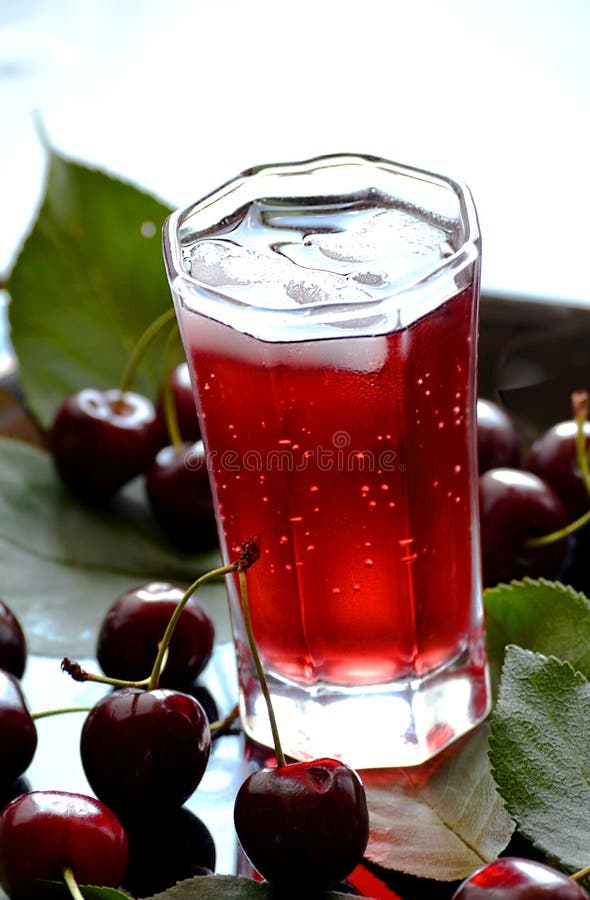Kirschsaft und -kirschen stockfoto. Bild von gruppe, kompott - 76246746