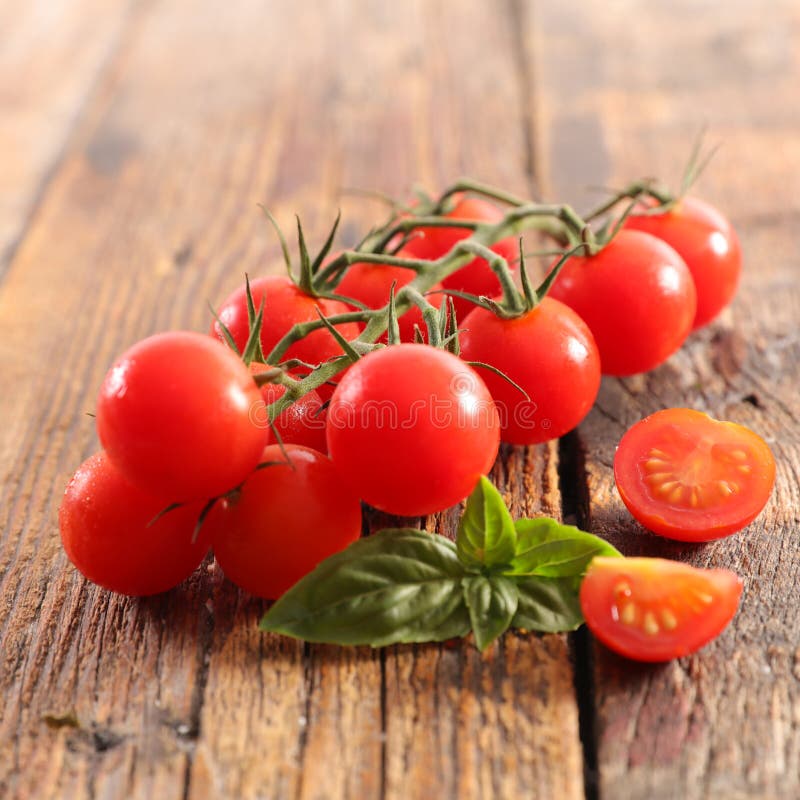 Kirschtomate Und -basilikum Stockfoto - Bild von bündel, tomate: 118772584