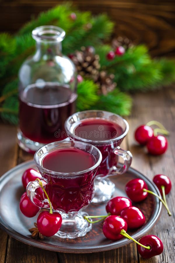 Kirschwein Oder Alkohol Und Reife Saftige Kirschen Stockfoto - Bild von ...