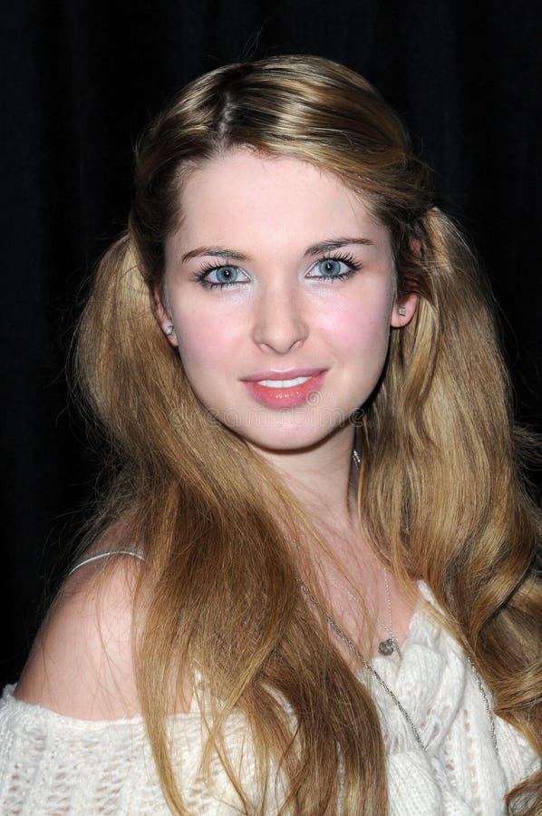 Kirsten Prout's Instagram, Twitter & Facebook on IDCrawl