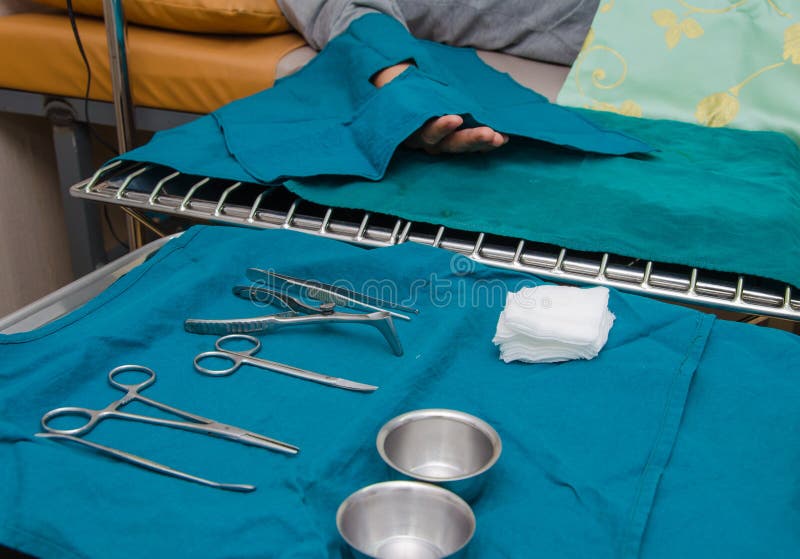 Kirurg Och Kirurgiska Instrument Arkivfoto - Bild av metall ...