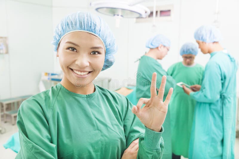 Manlig Doktor With Hand On Chin And Laptop On Desk Fotografering för ...