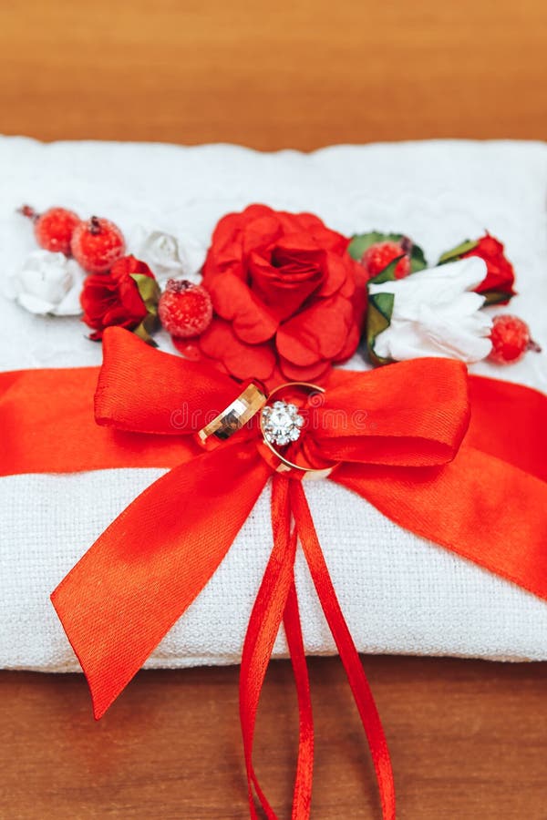 Kissen mit Hochzeitsringen stockbild. Bild von weihnachten - 133036409