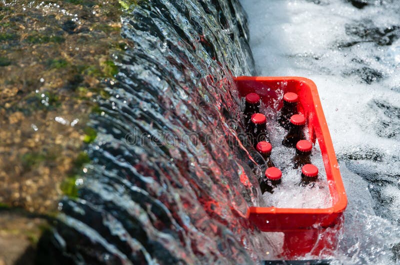 Kiste Bier in Einem Kühlen Nebenfluss Stockbild - Bild von kalt, muster ...