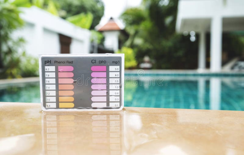 Kit D'essai D'essai D'eau Sur Le Bord De Piscine Image stock - Image du ...