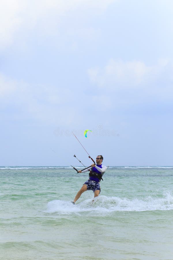 Kitesurfing Na Ilha De Koh Samui 31 De Janeiro De 2015 Imagem de Stock ...