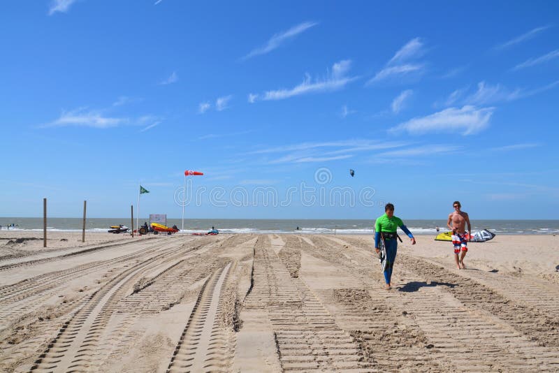 Kiting Sur Une Plage Dans Oostende, Belgique Photo stock éditorial ...