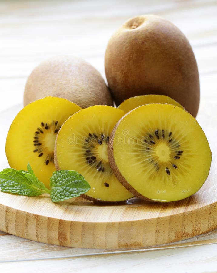 Kiwi Amarillo Sobre Fondo Blanco Imagen de archivo - Imagen de pedazo ...