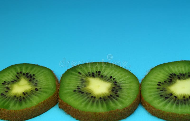 Kiwi en un fondo azul foto de archivo. Imagen de cubo - 104491402