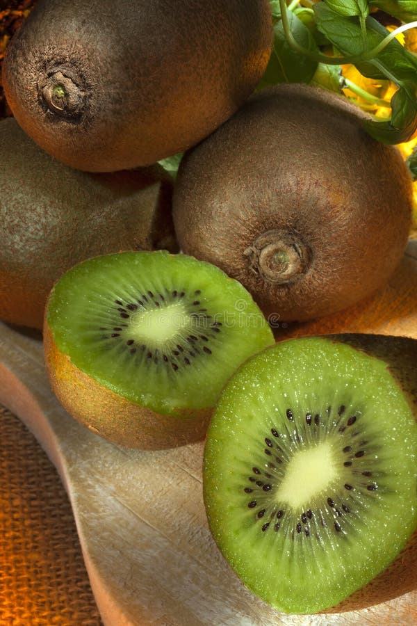 Fruta De Kiwi Jugosa (grosella Espinosa China) Imagen de archivo ...