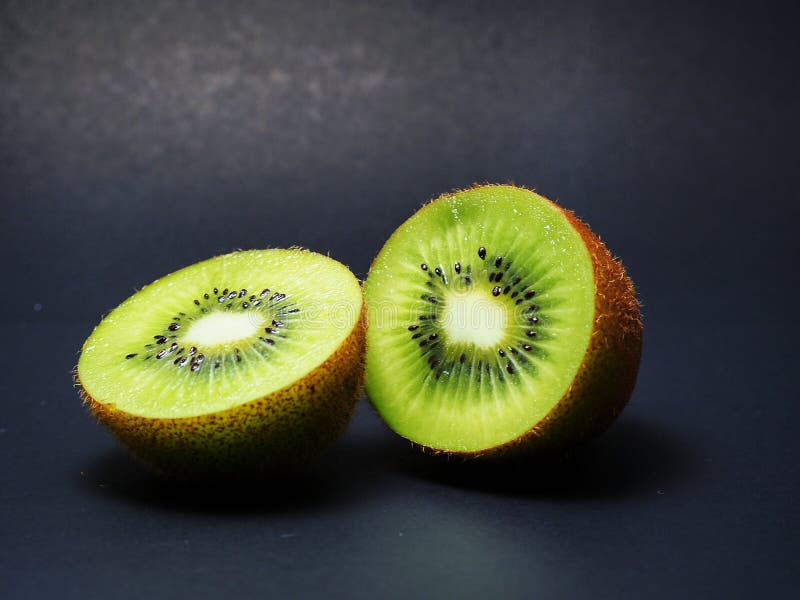 Kiwifrucht getrennt stockfoto. Bild von nahaufnahme, kreuz - 59725806