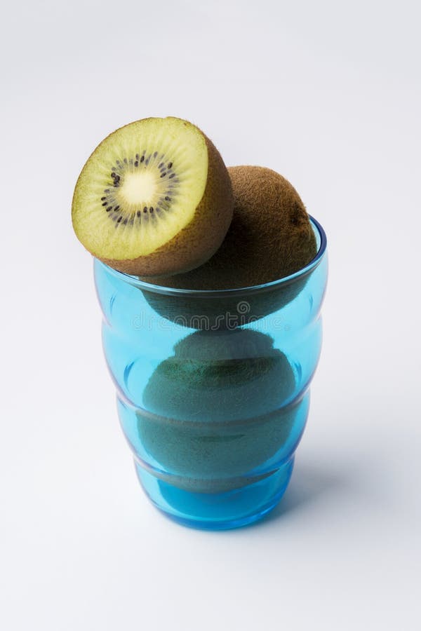 Kiwis Azules Con La Piel Púrpura Foto de archivo - Imagen de cruz ...