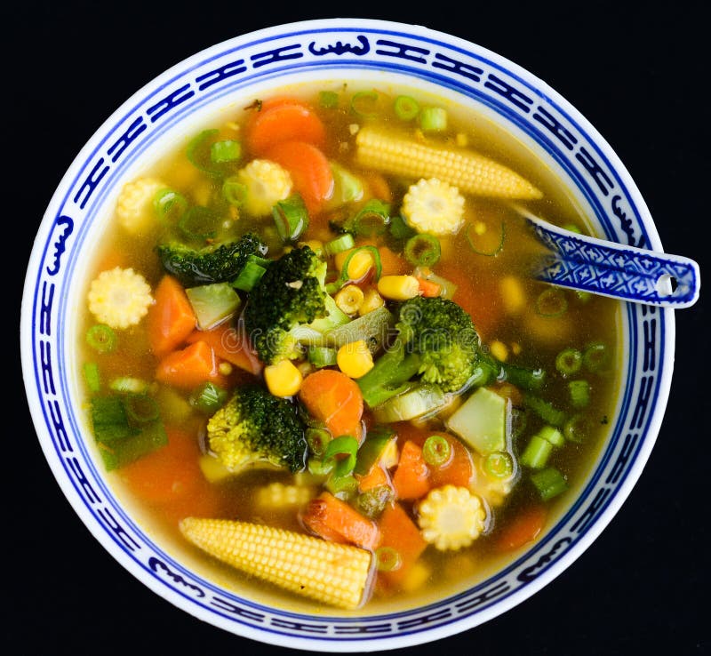 Klar Soppa Med Bean Curd Och Och Blandninggrönsaken I Den Vita Bunken ...