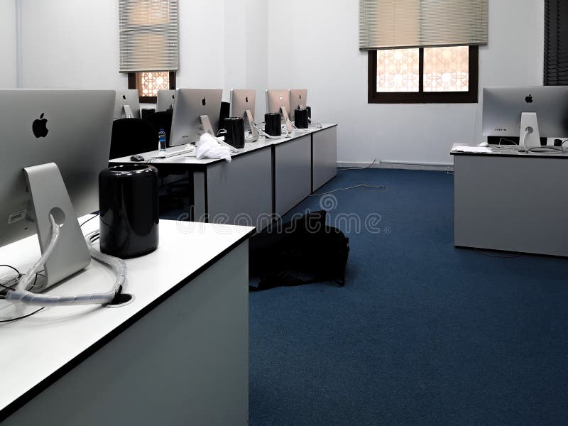 Klaslokaal, Bureau Met De Moderne Computers Van Apple IMac Redactionele ...