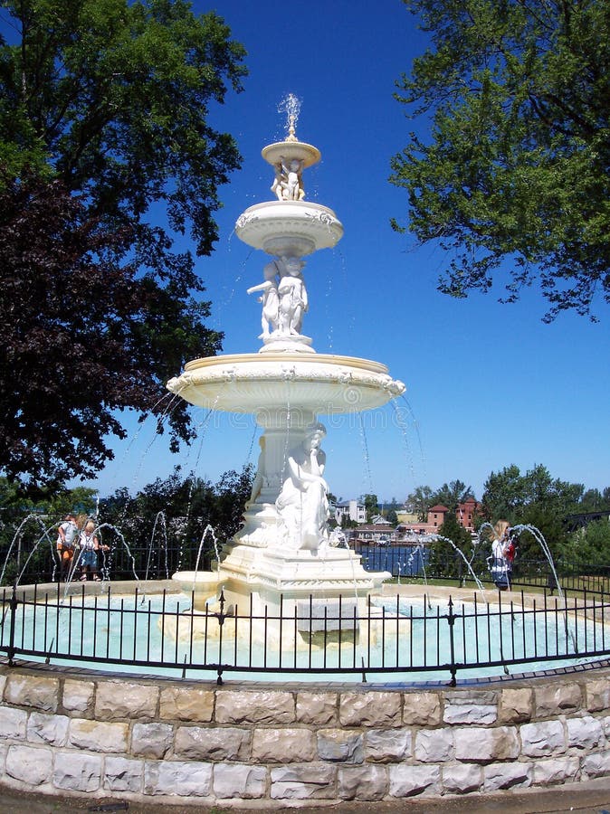 Klassieke Fontein stock foto. Image of gezicht, architectuur - 207570