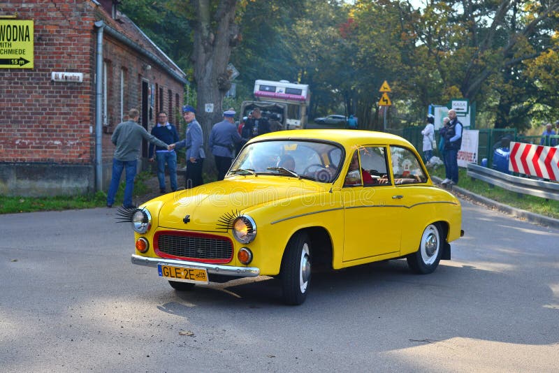 Klassieke Gele Poolse Auto redactionele stock foto. Image of aardig ...