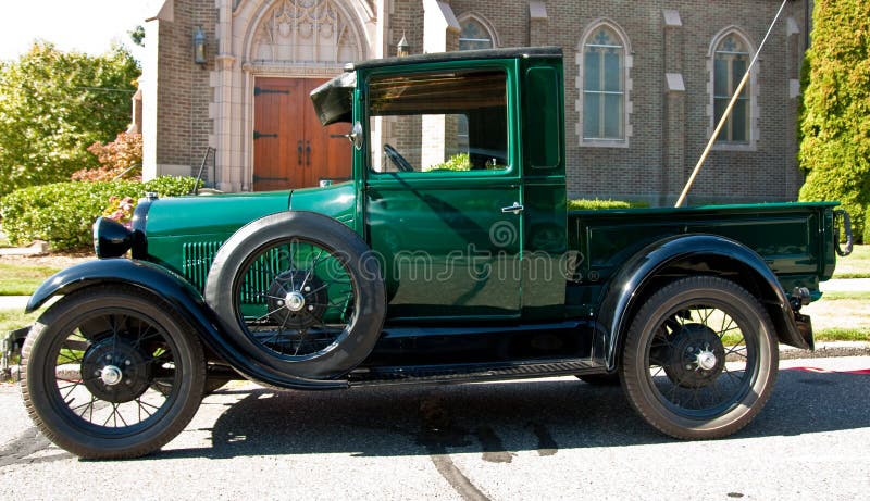 Klassieke Groene Pick-up Door Kerk Stock Afbeelding - Image of oogst ...