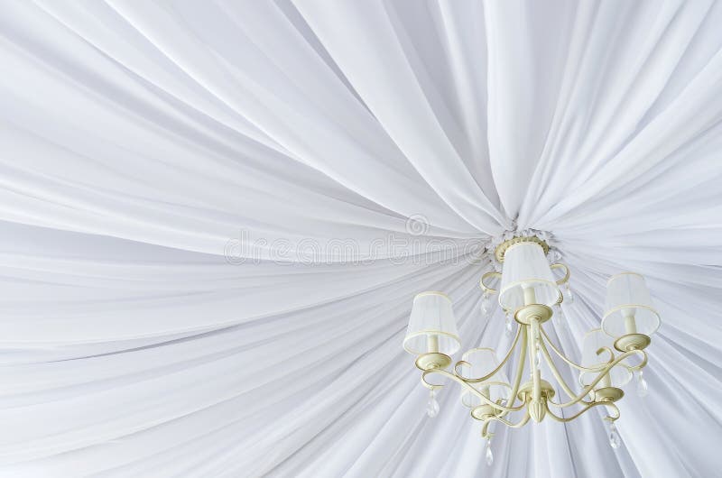 Klassieke Kroonluchter Die Aan Het Plafond Van Witte Doek Hangt Stock ... Klassieke Kroonluchter Die Aan Het Plafond Van Witte Doek Hangt Stock ...