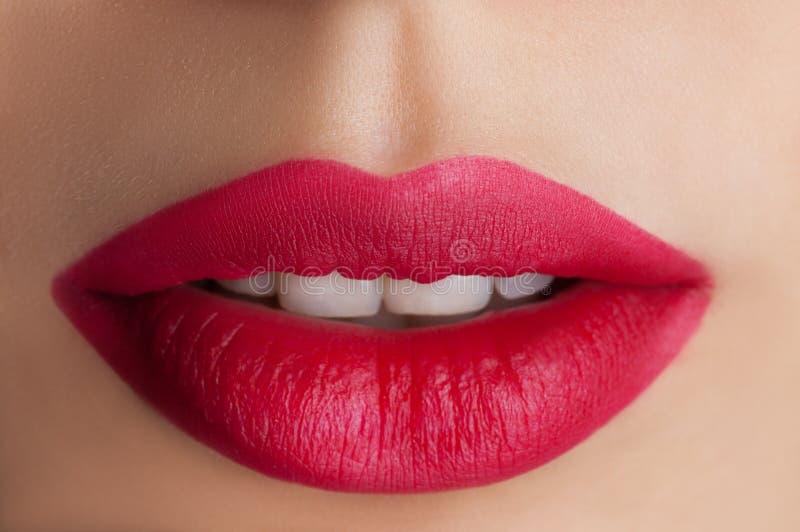 Mooie Vrouwenlippen Met Helderrode Lippenstift, Stijlvolle Make-up ...