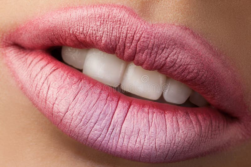 Mooie Vrouwenlippen Met Helderrode Lippenstift, Stijlvolle Make-up ...