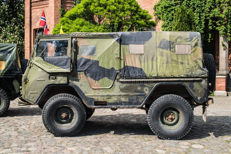 De Oude Militaire Off-road Voertuigen Van Volvo Dichtbij Het Kasteel in ...