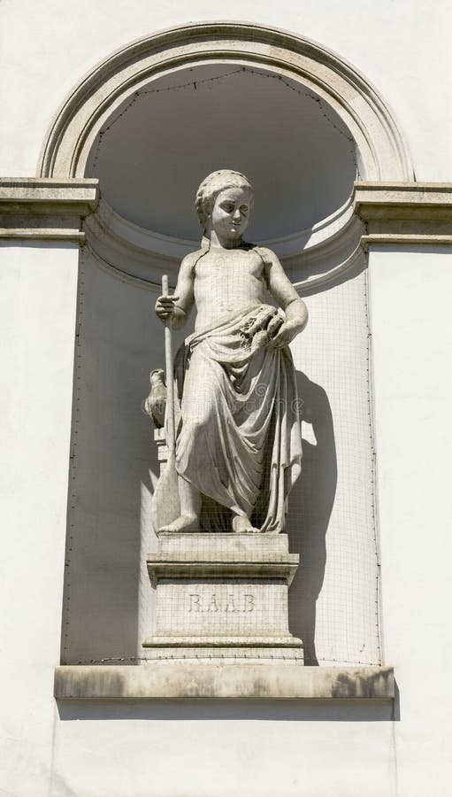 Klassische Skulptur Des Musen Redaktionelles Bild - Bild von gebäude ...