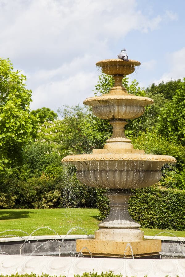 Alte Steinbrunnennahaufnahme Mit Bratenfettwasser Stockfoto - Bild von ...